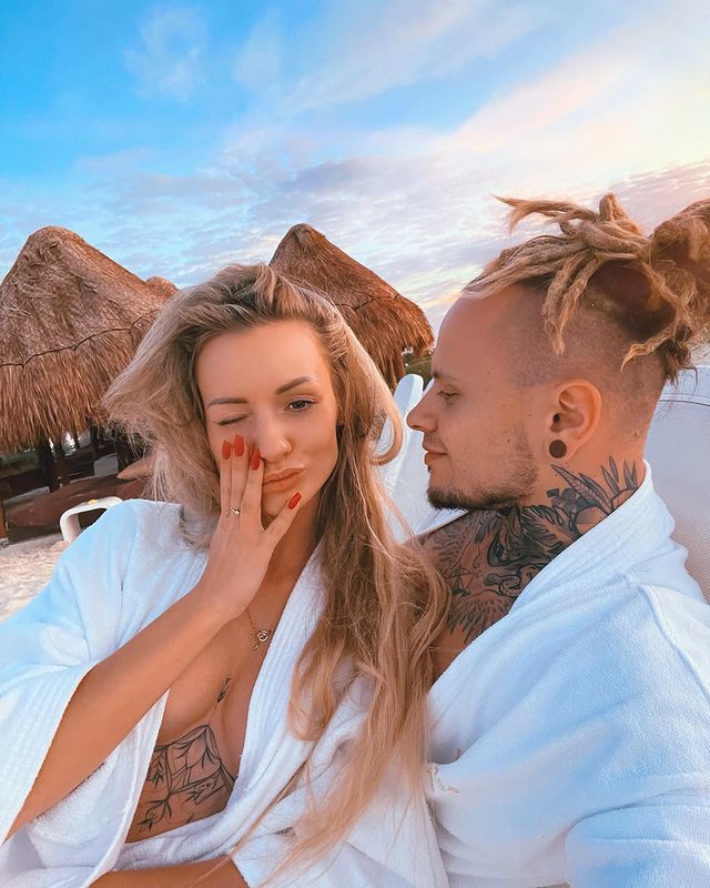 Mateusz z Fit Lovers w końcu pokazał przeszczepione włosy. Zaszalał z ... Mateusz z Fit Lovers w końcu pokazał przeszczepione włosy. Zaszalał z ...