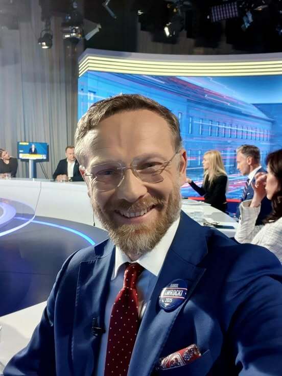 Dymy na antenie TVN24. Kolega Jarka wyciągnął smartfona na wizji i przeszkadzał w realizacji ...