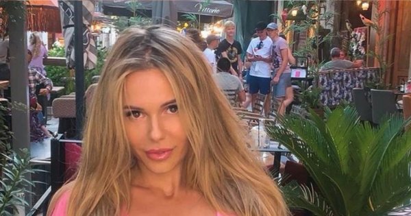 Doda pręży się w czarnym, obcisłym kostiumie. Ktoś pisze: "Niewiele ...