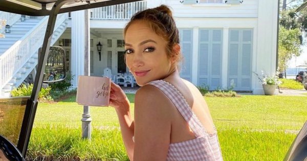 Jennifer Lopez z czarnej sukni z głębokim dekoltem i rozcięciem ...