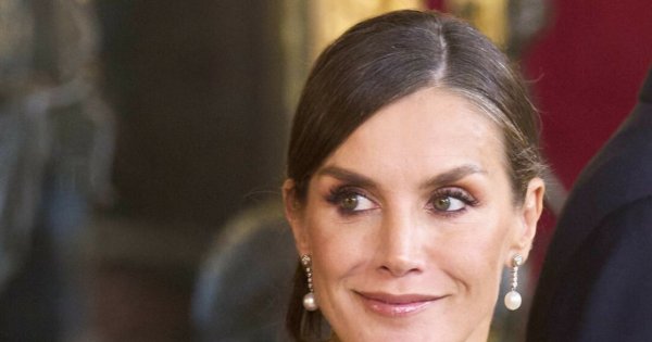 Królowa Letizia zadała szyku w pistacjowej sukience i w białych ...