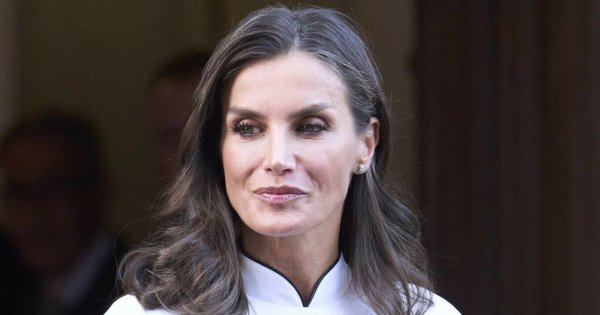 Królowa Letizia w białej sukience w czarne kwiaty. Pokazała klasę, szyk ...