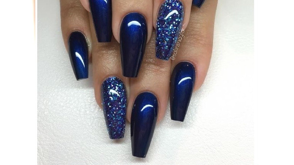 Midnight blue nails - głęboki kolor, który podkreśli Twoją klasę