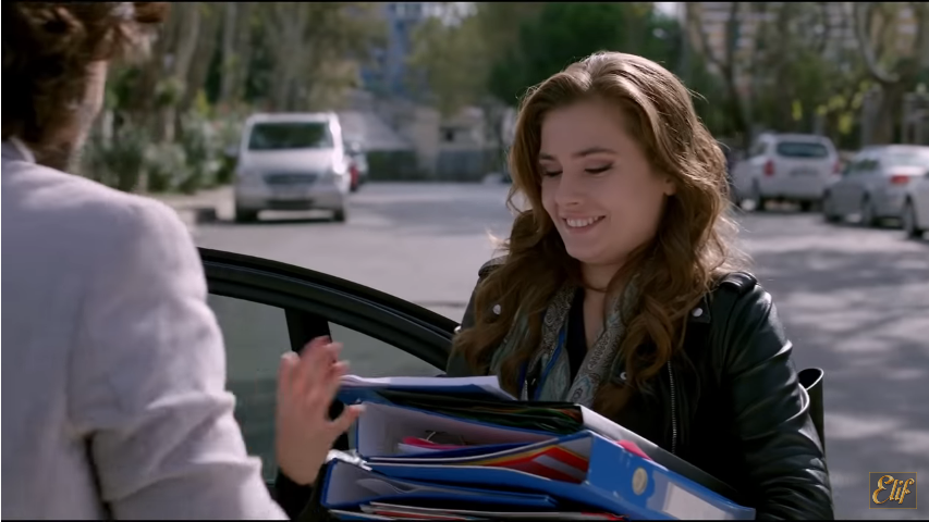 Asli z tureckiego serialu "Elif" to prawdziwa piękność! Tak wygląda na ...