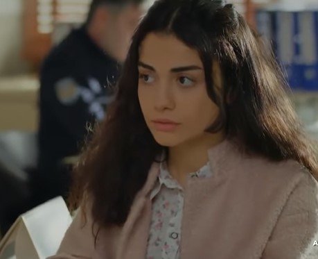 Zeliha z serialu "Więzień miłości" jest podobna do serialowej Zehry ...