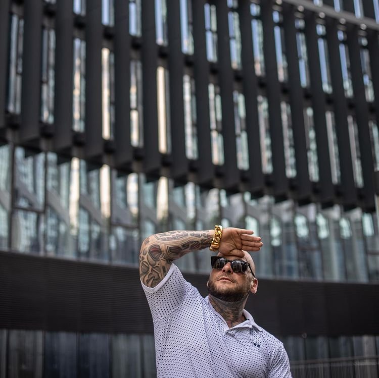 Popek wciąż buduje masę mięśniową. Jak dziś wygląda polski raper?