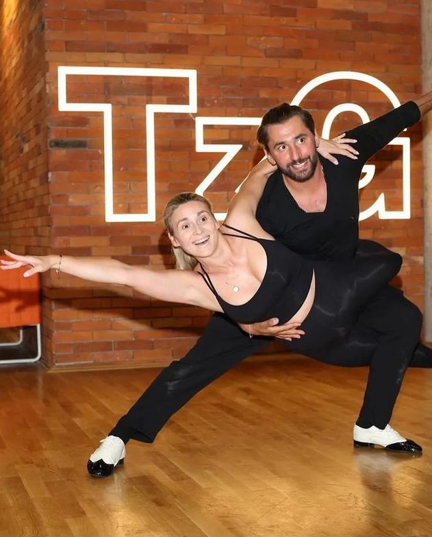 Kajra i jej kształtne piersi w prześwitującym topie. Żona Sławomira ...