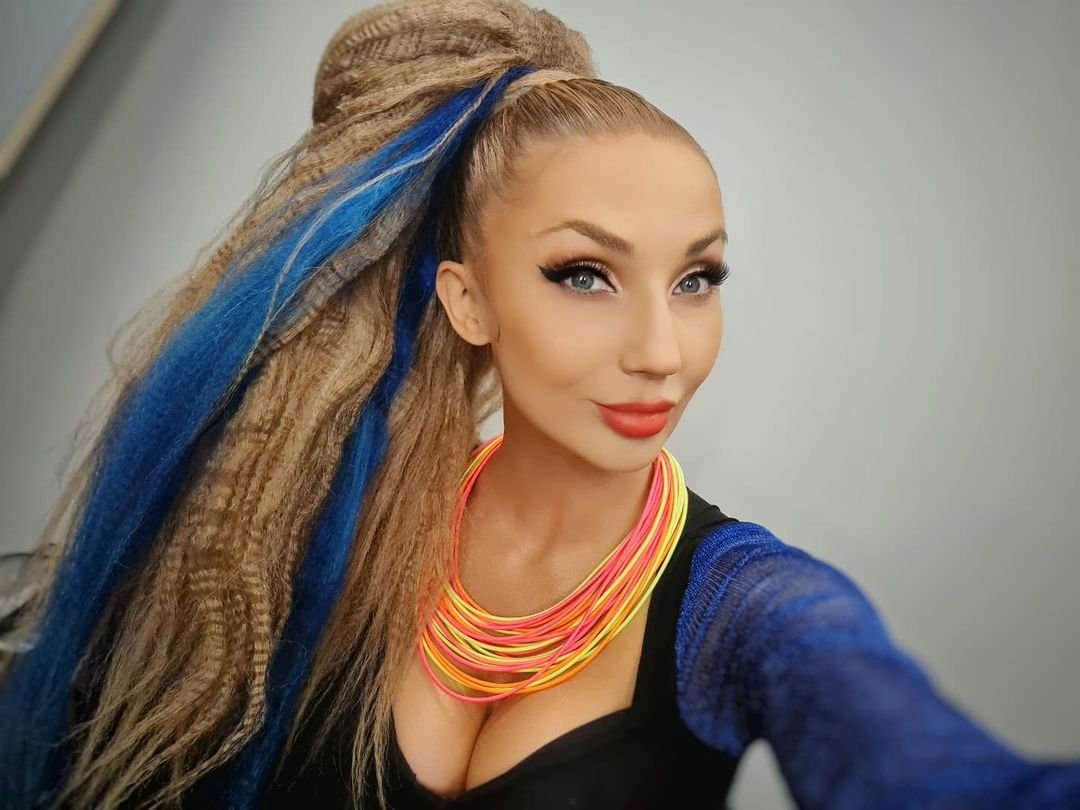 Cleo w rudych włosach! Która opcja lepsza: blond czy rudy?