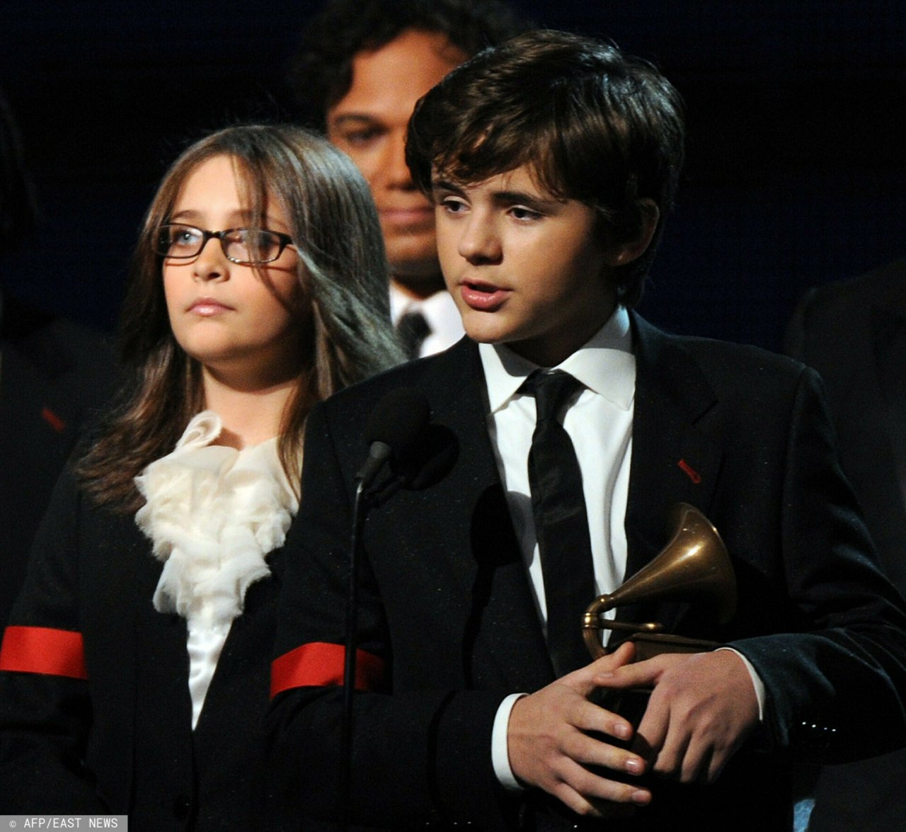 Wytatuowana córka Michaela Jacksona w rockowej sukni balowej na ściance ...