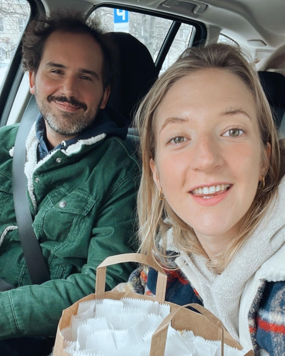 Ciężarna Lara Gessler w nietypowej stylizacji odsłaniającej brzuszek ...