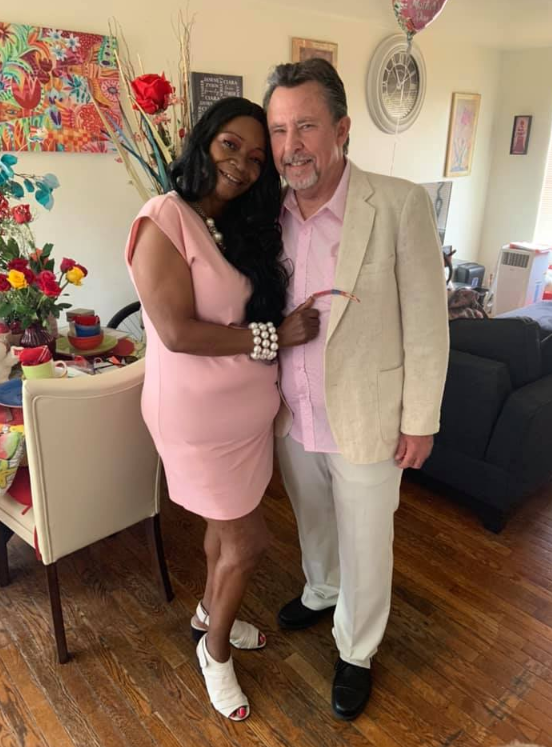 Zapuszcza paznokcie od 15 lat. Ich długość jest szalona! Jak ona ...