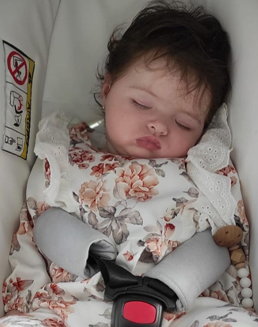 Ta dziewczynka wygląda jak laleczka! Internauci zachwycają się jej ...