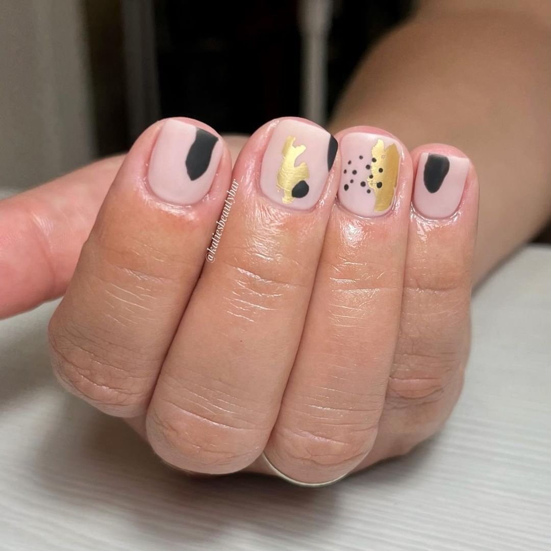 Paznokcie matowe - trendy stylizacje na październik 2022. Zobacz 16 ...