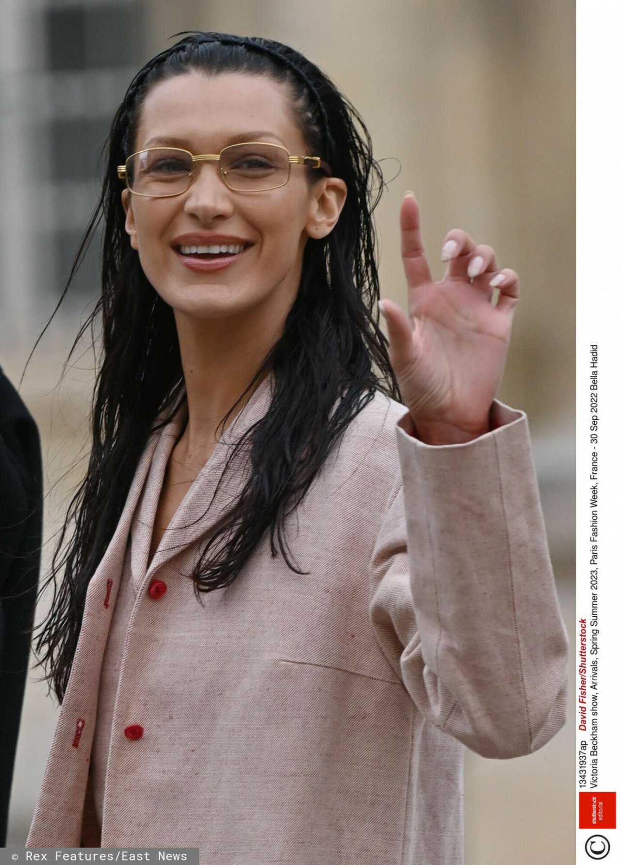 Victoria Beckham w ciemnozielonej mocno wyciętej sukience. Wygląda jak ...
