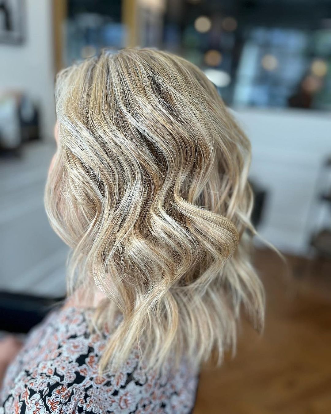 Najmodniejsze blond koloryzacje na zimę 2022. Mleczny blond, miodowy ...