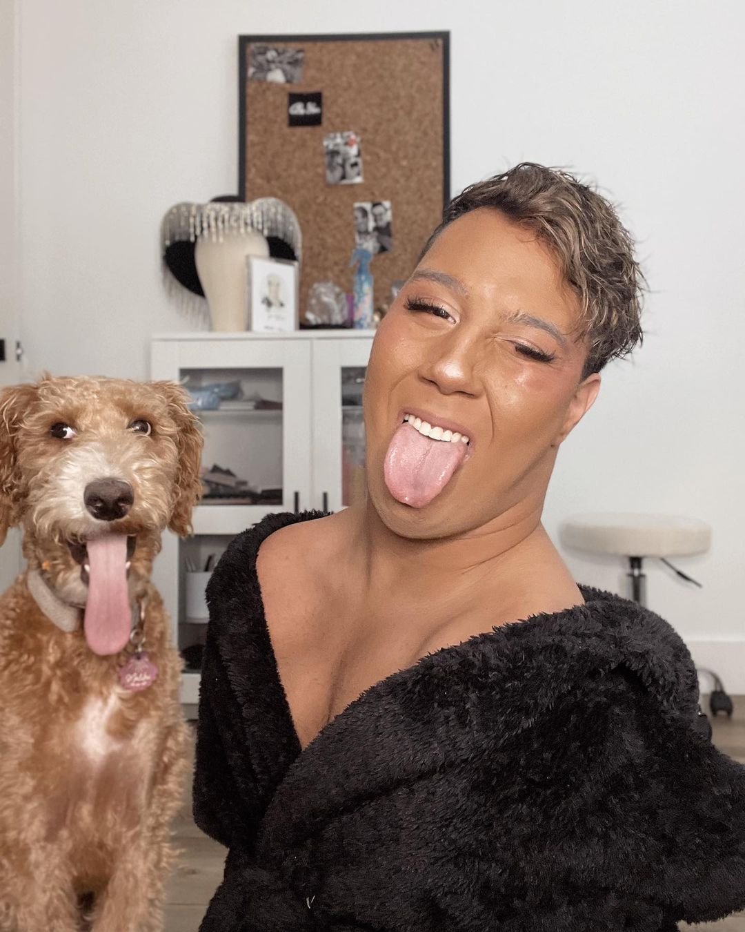 Ten chłopak nie ma rąk, a potrafi zrobić sobie profesjonalny makijaż ...