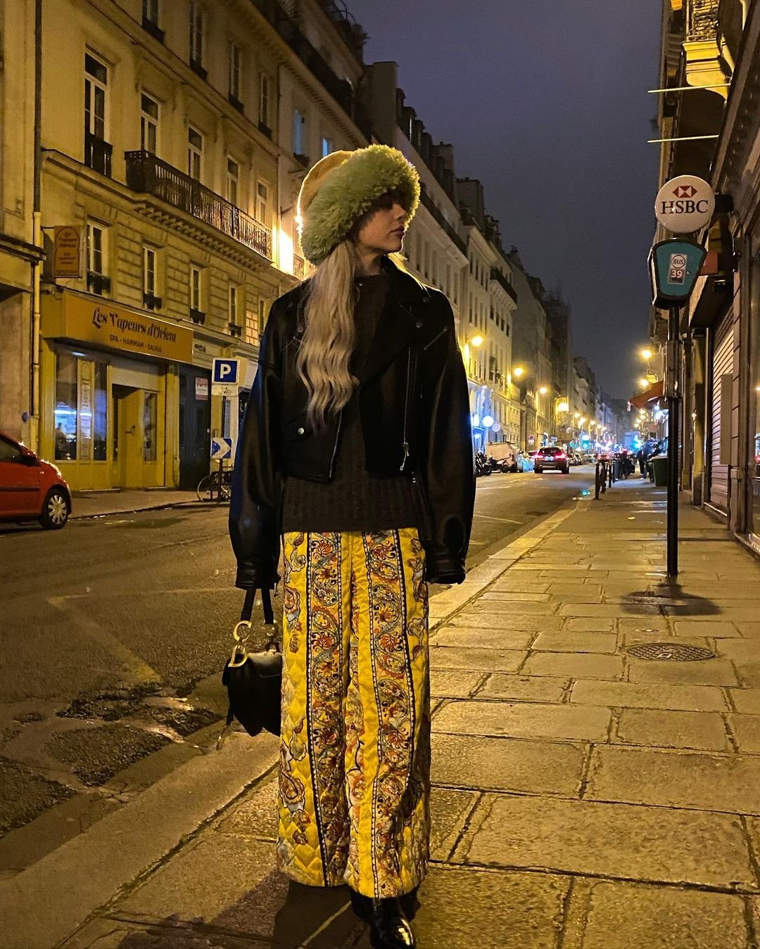 Modelka przestała wyskubywać włoski pomiędzy brwiami. Teraz wyzywają ją ...