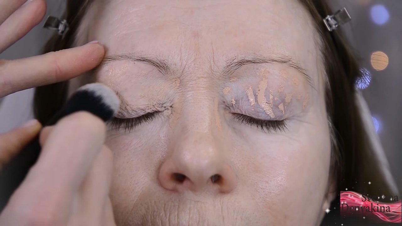 61-latka od lat się sobie nie podobała. Makijaż smoky eyes ją zachwycił ...