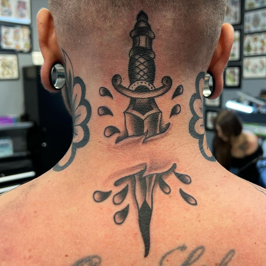 Tatuaże na karku - zobacz najlepsze pomysły na tatuaż w tym niezwykłym ...