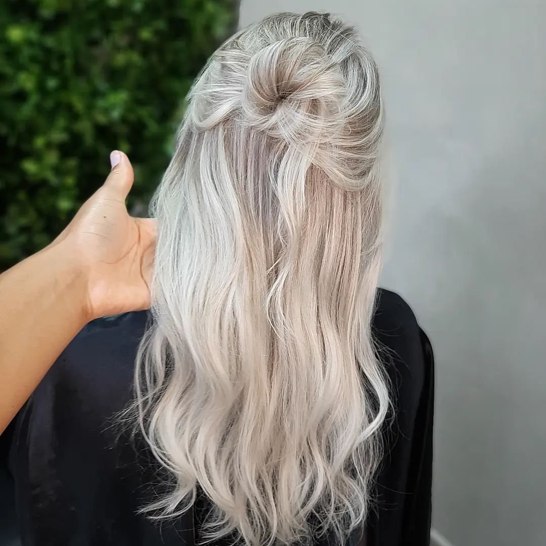 Platynowy blond w trendach na marzec 2023. Long bob, shaggy hair i nie ...