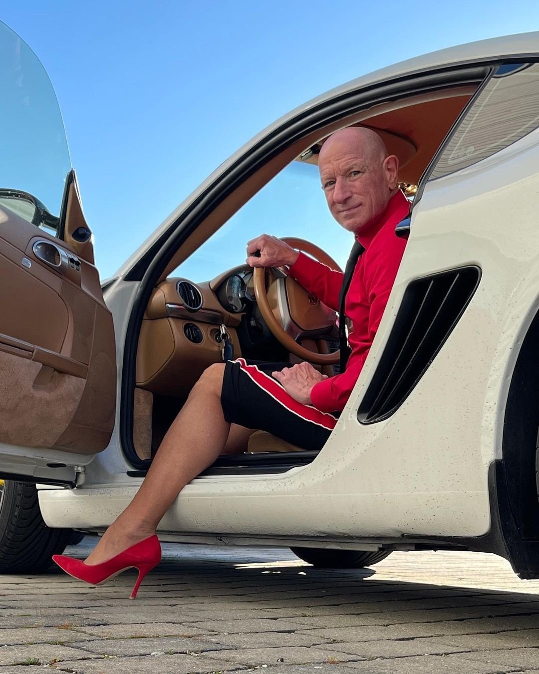 "Spódnica i szpilki do biura? Oczywiście!", twierdzi Mark, 63-letni ...