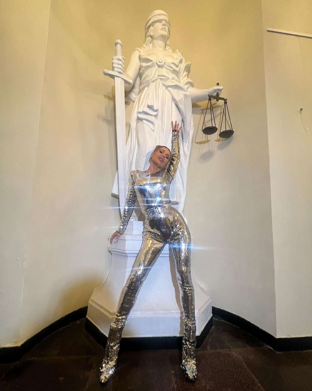 Doda w złotej, obcisłej sukience: "błyszczysz jaśniej, niż wszechświat ...