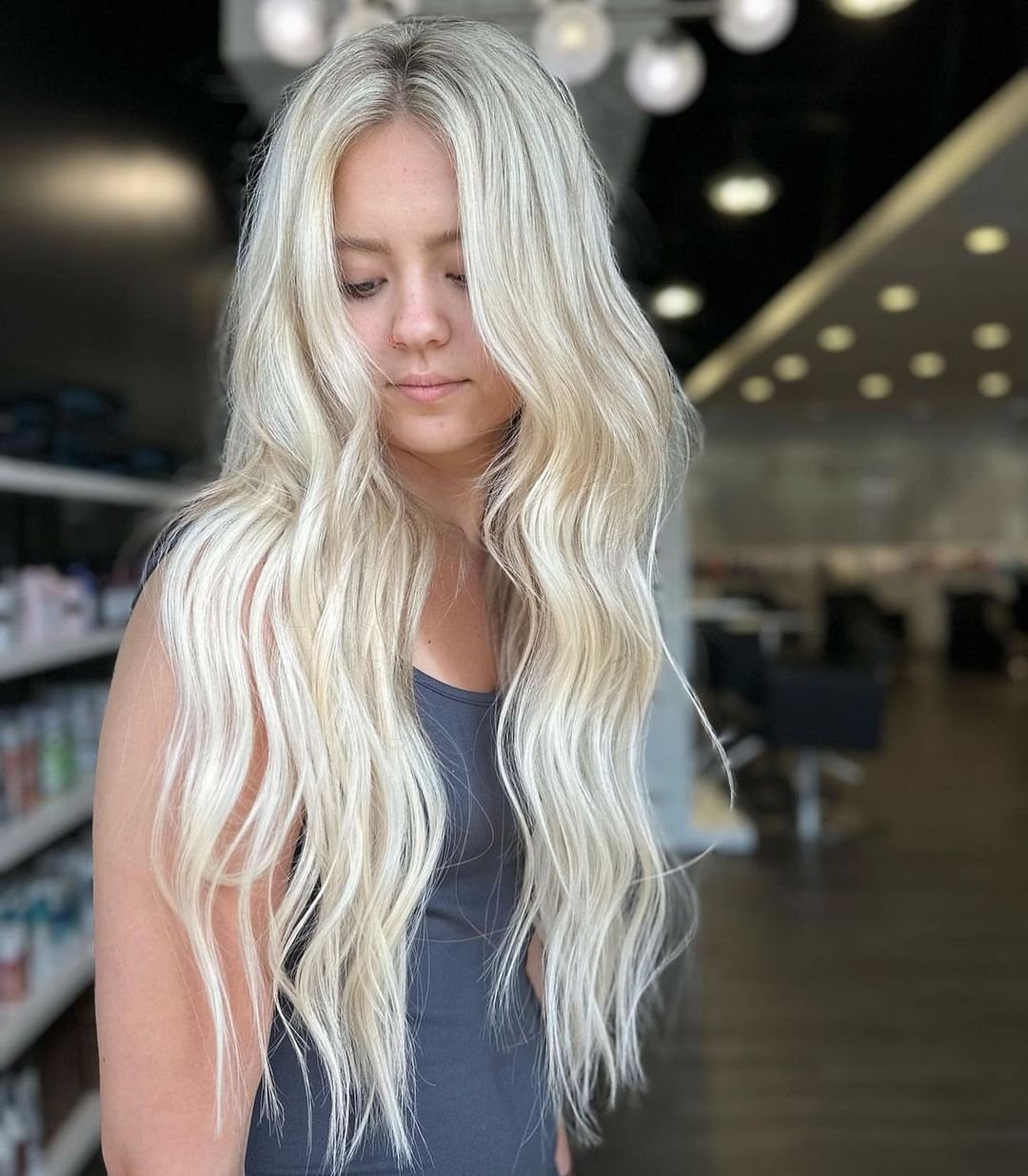 Platynowy blond w najmodniejszych odsłonach na czerwiec 2023. Odwrócony ...