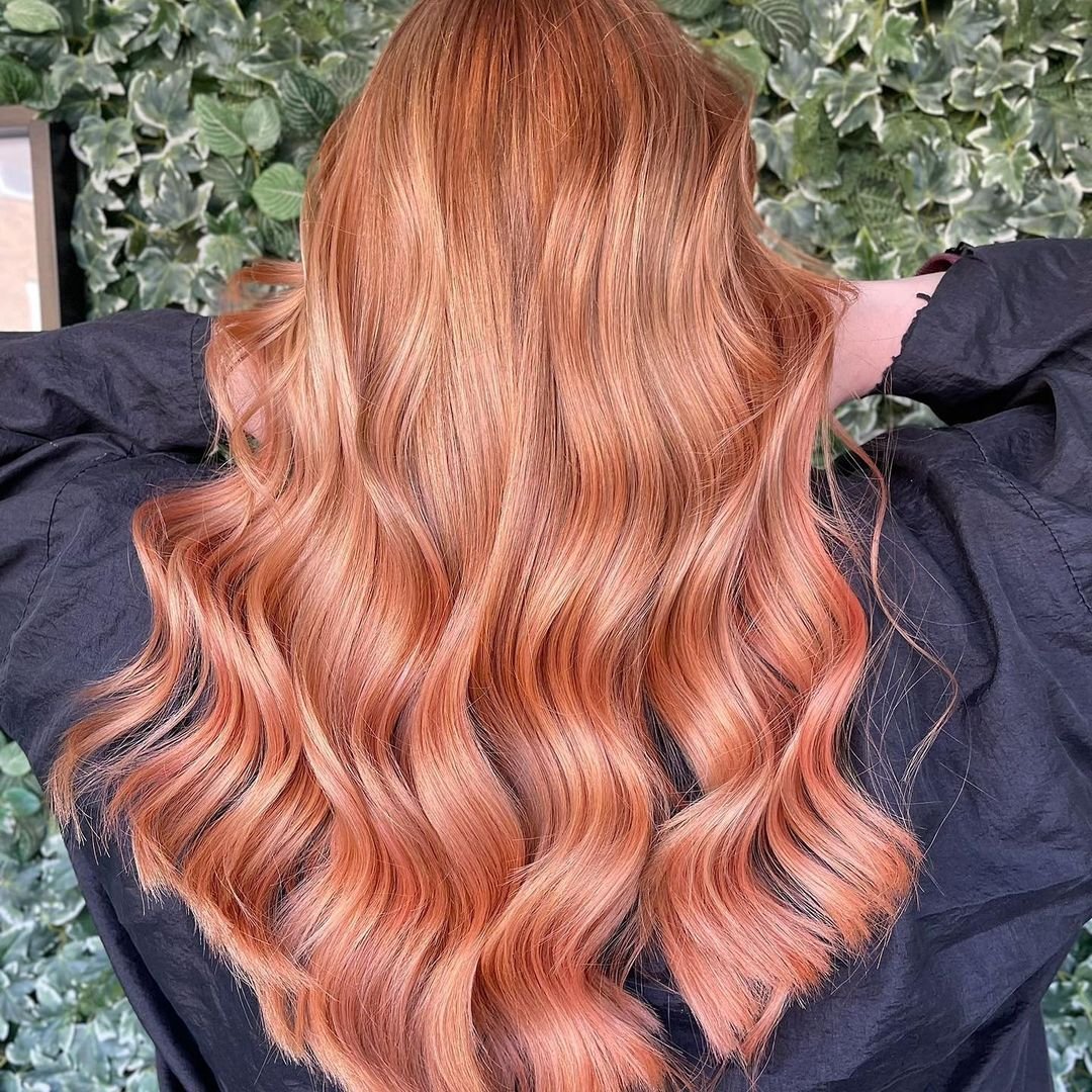 Strawberry blonde to fryzjerski hit sezonu! Zobacz 15 modnych propozycji