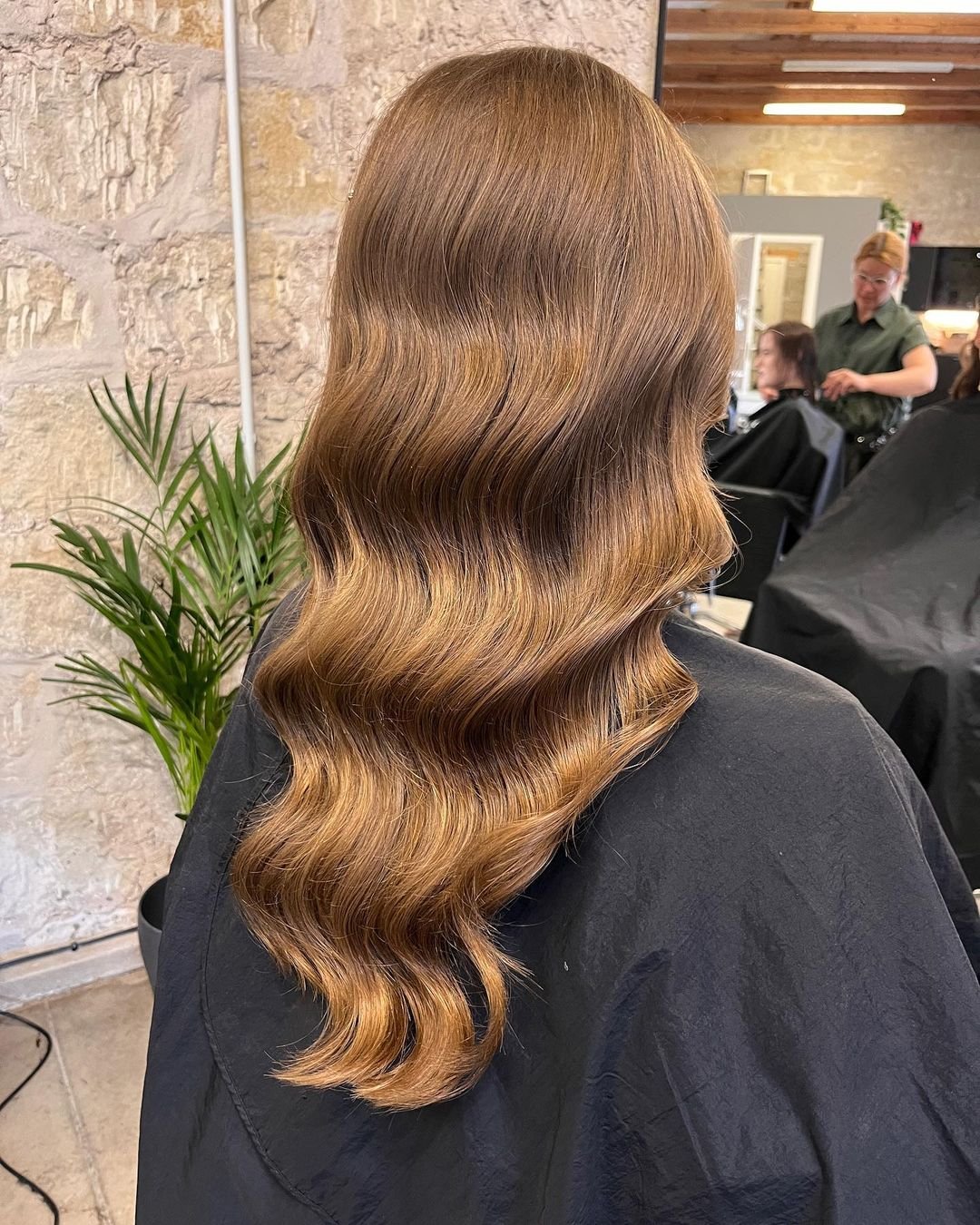 Fale hollywoodzkie - jak zrobić efektowną fryzurę? Instrukcja KROK PO KROKU