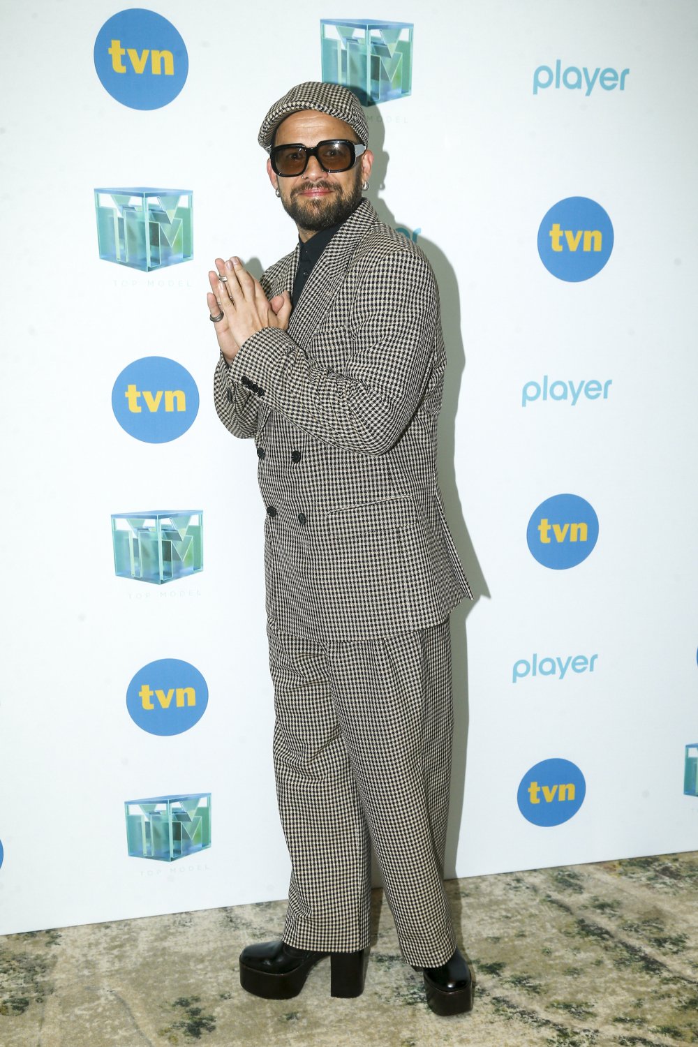 Michał Piróg w butach na koturnie na niebotycznym obcasie! Tak się ...