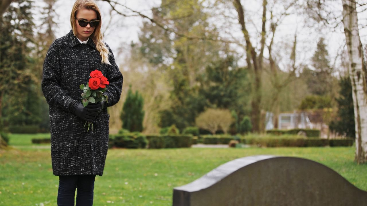 "Za chwilę rewia mody na cmentarzach. Znów muszę kupić nowy płaszcz i ...