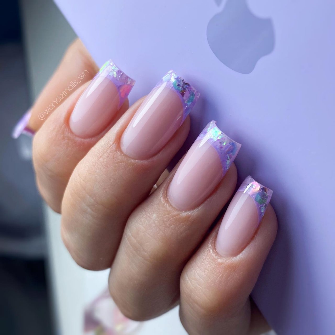 20 stylizacji pięknych i skromnych paznokci. Do pracy, na uczelnię, na ...