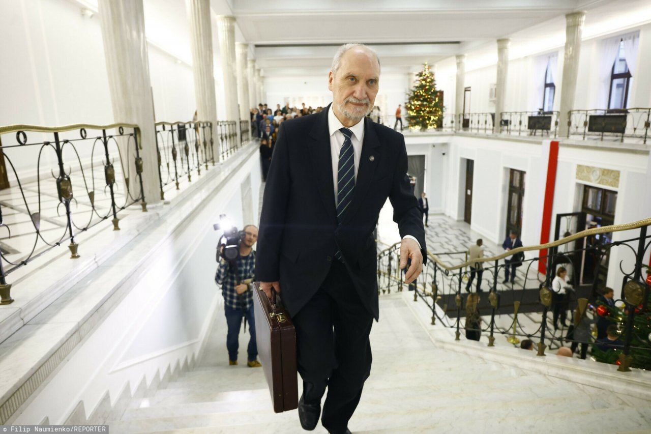 Biedny Antoni po latach stracił ochronę i służbową limuzynę! Wideo ...