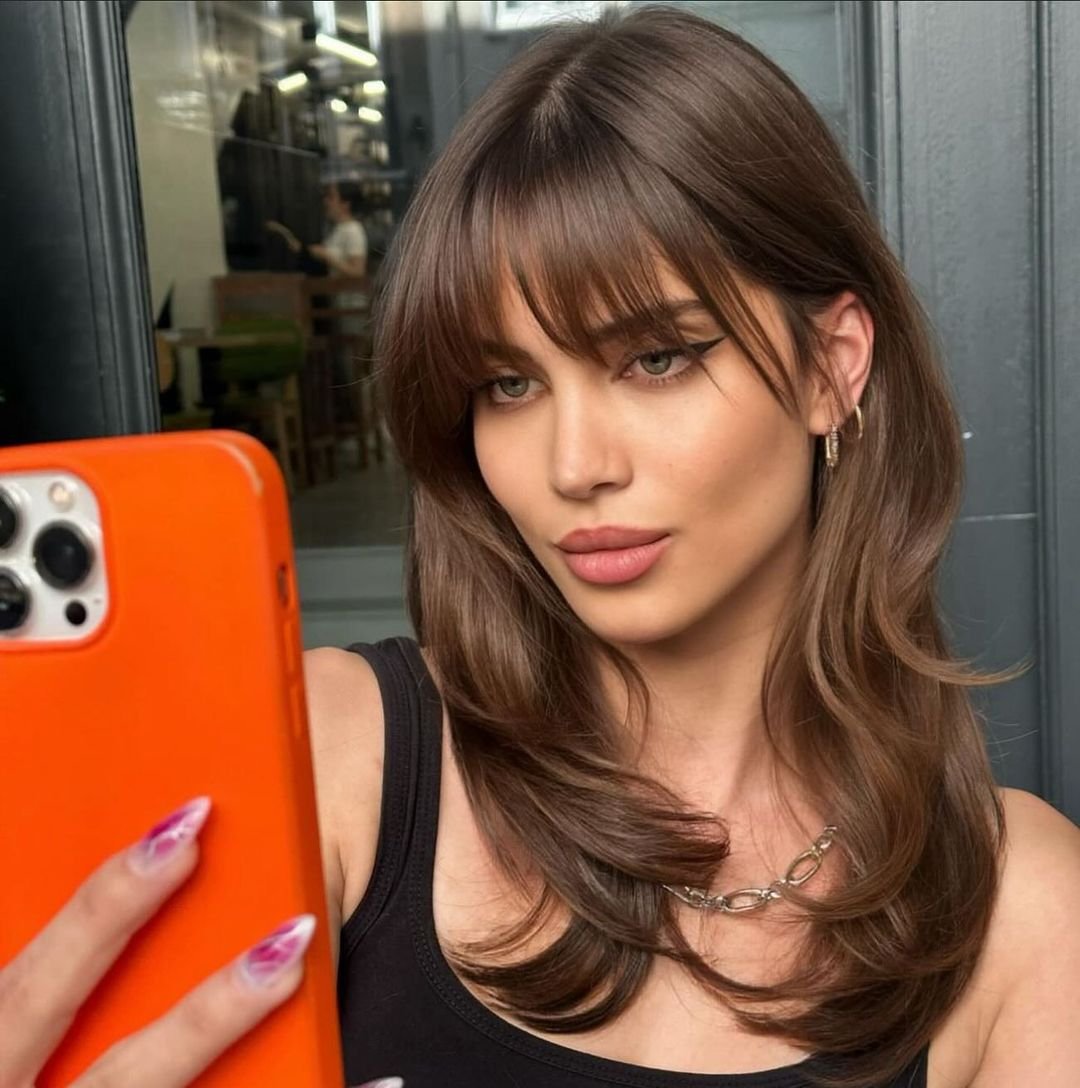 Grzywka w najmodniejszych odsłonach na zimę 2023/24. Tak się teraz ją nosi