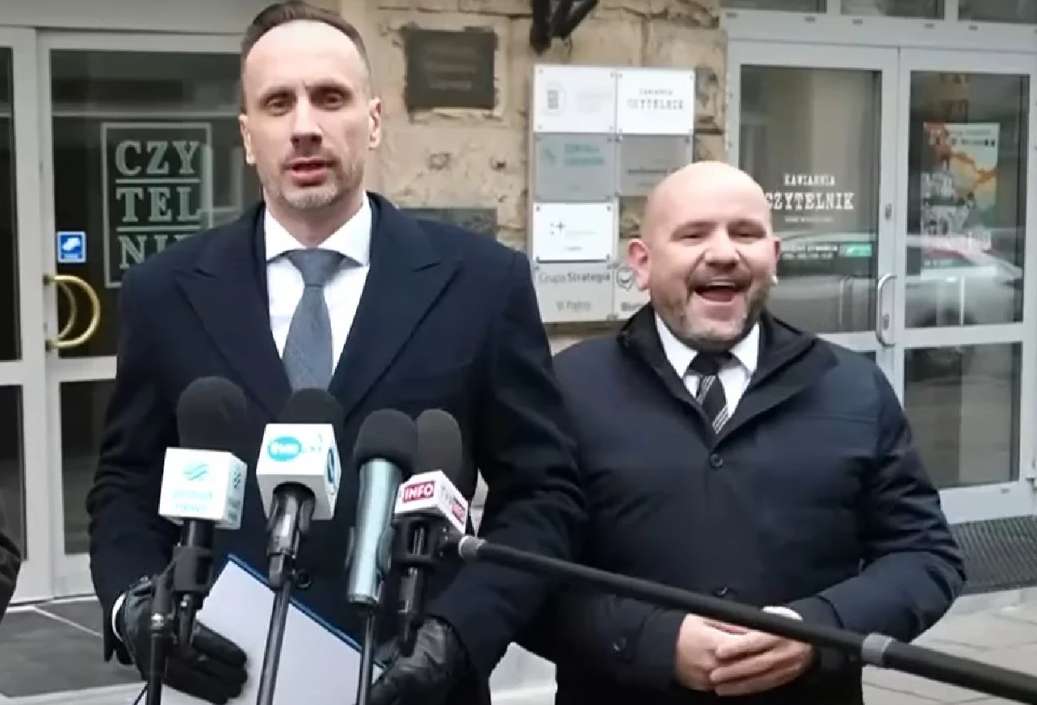 Mariusz ubrał się tak do pracy i twierdzi, że jest problemem Donalda. Sieć zalały memy!