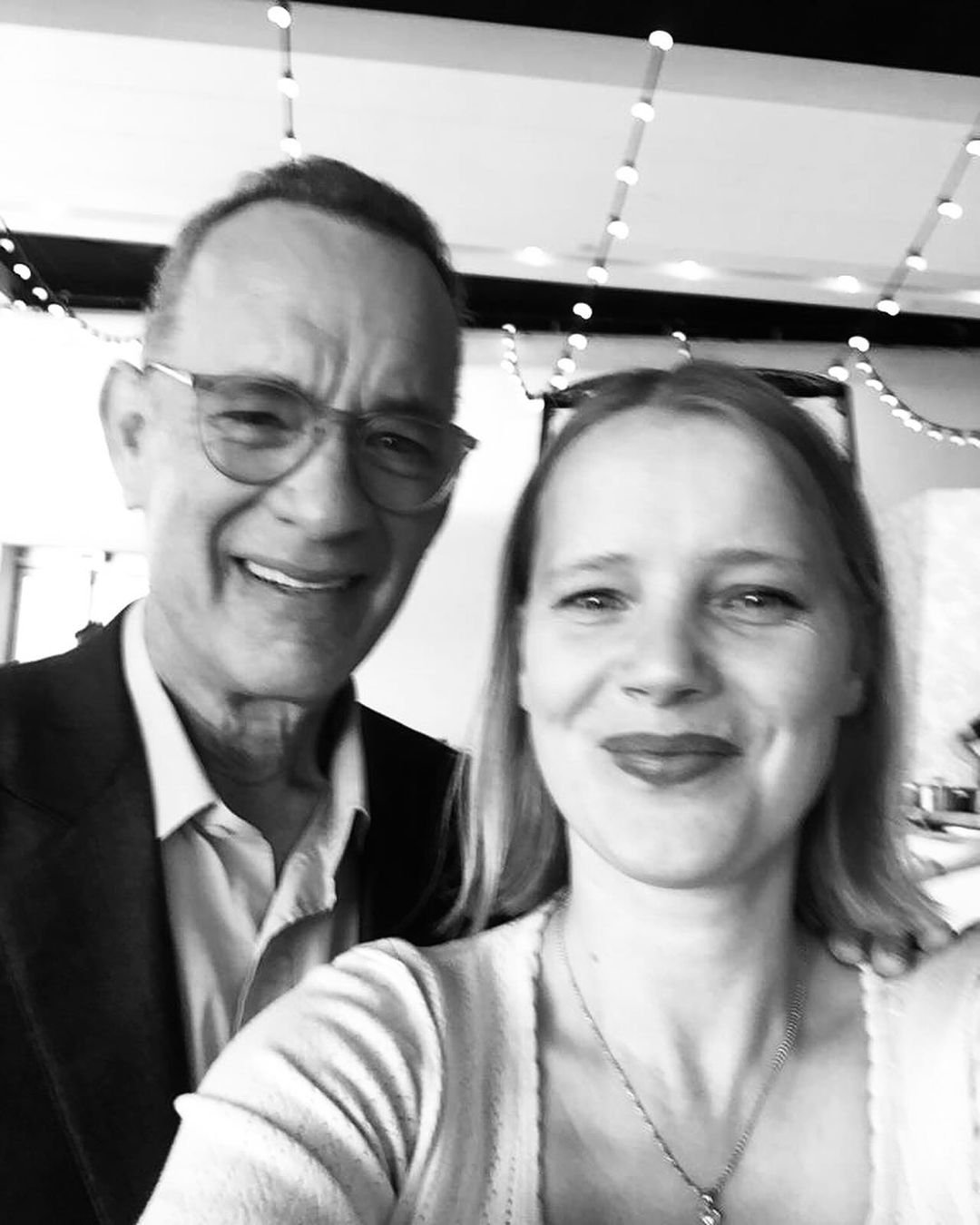 Joanna Kulig na selfie z Tomem Hanksem. Już można oglądać amerykańską ...