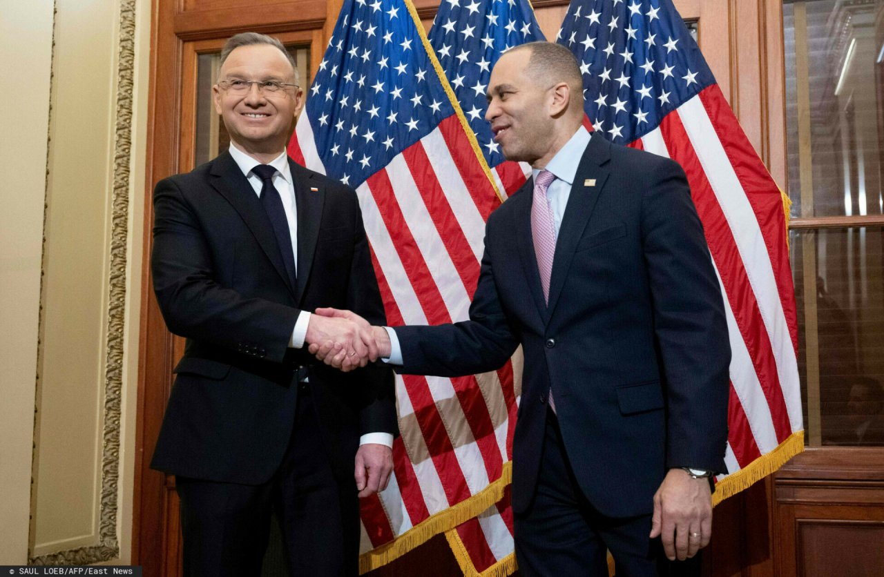 Joe Biden dał Andrzejowi Dudzie prezent. Jest długi i można nim pisać ...