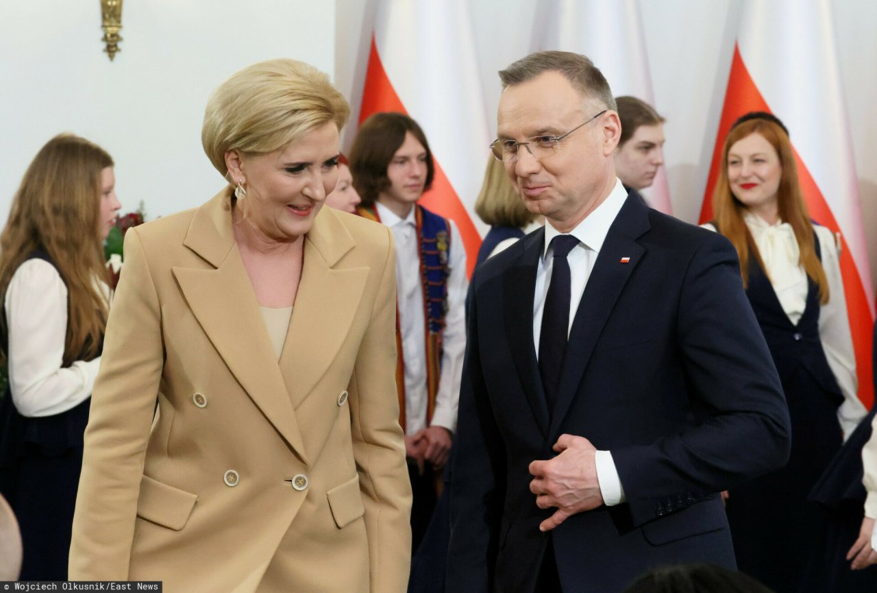 Agata Duda oddała głos, a my patrzymy na jej stylizację. Skromnie i z ...
