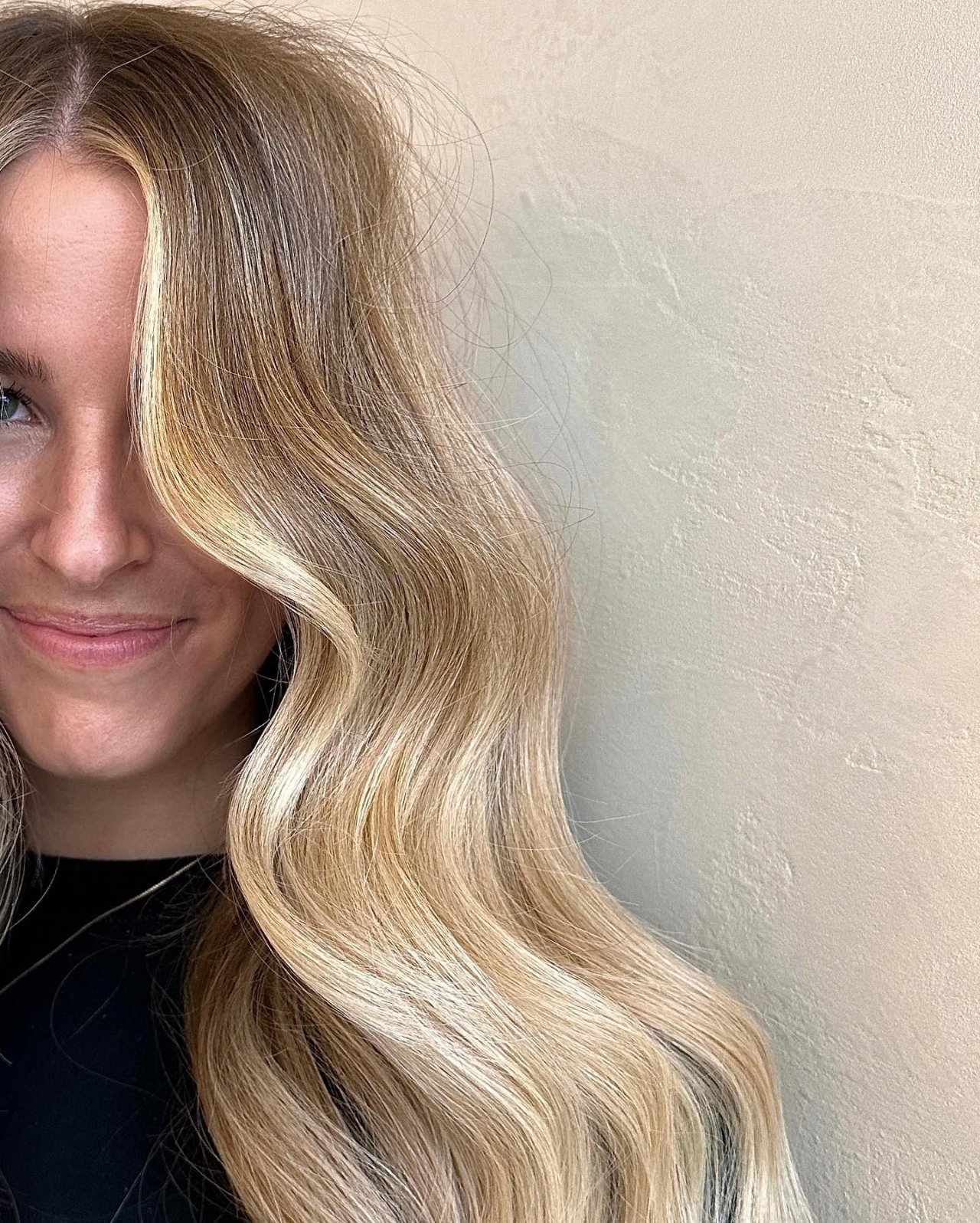 Beżowy blond — modny i naturalny kolor. 15 pięknych przykładów koloryzacji