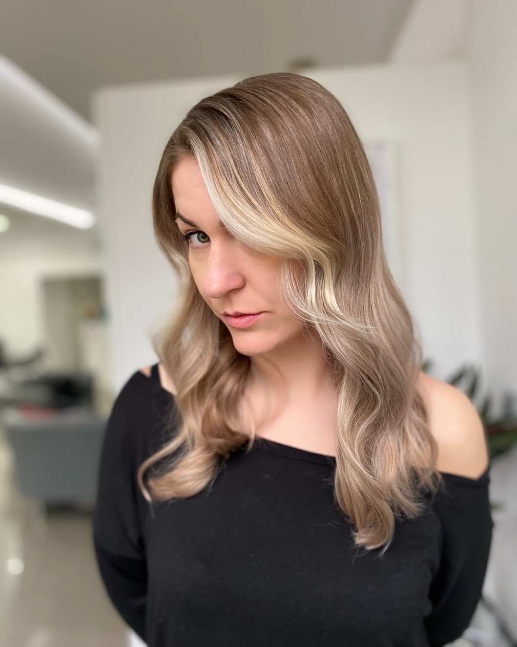 Fenomenalna koloryzacja front blond w najmodniejszych propozycjach na ...