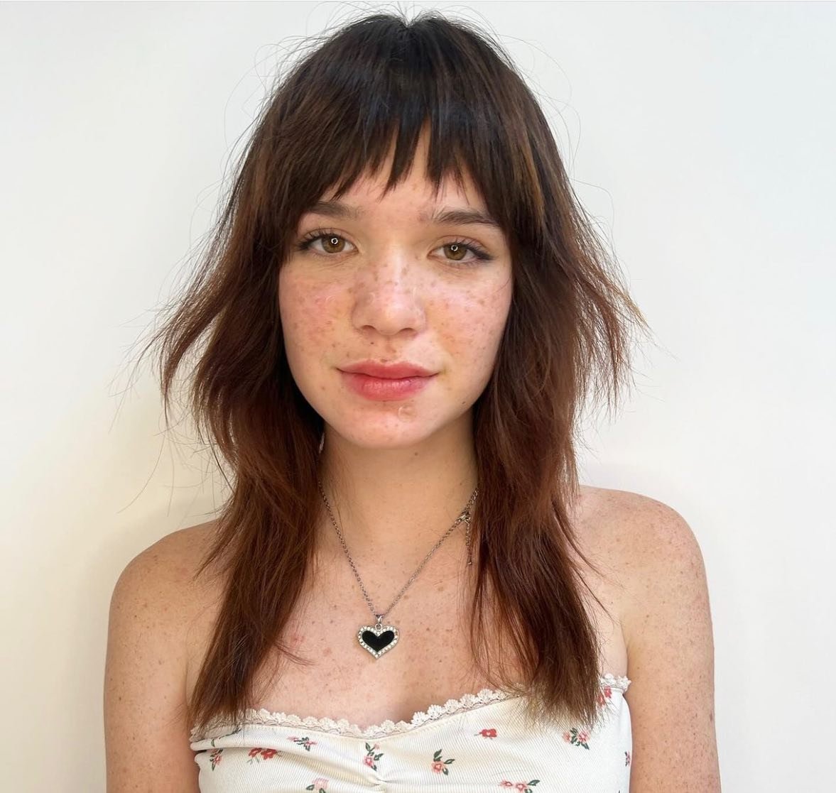 Grzywka jest modnym elementem fryzjerskim. 15 propozycji na wiosnę 2024