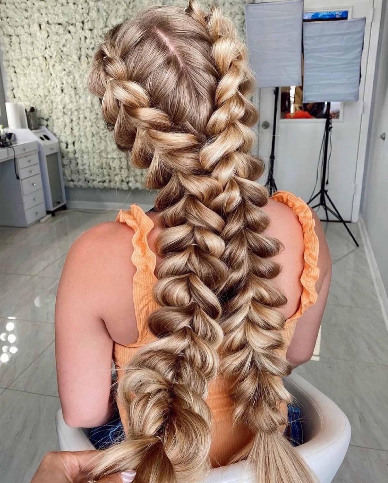 False braid w najciekawszych propozycjach. Proste i efektowne uczesanie