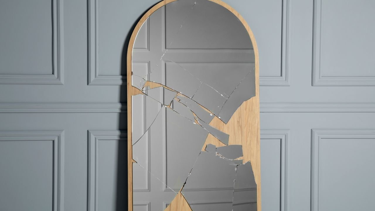 "Bratanek specjalnie rozbił lustro w lokalu. Brat nie chce ...