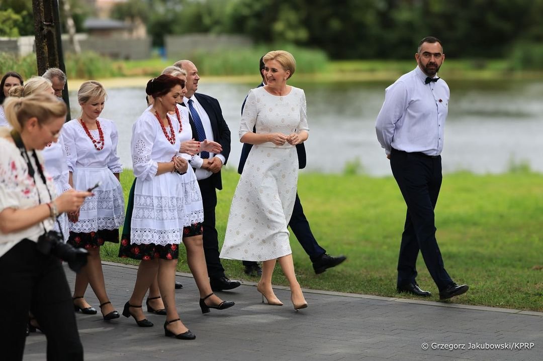 Agata Duda w białej kiecce. Kreacja wygląda jak suknia ślubna