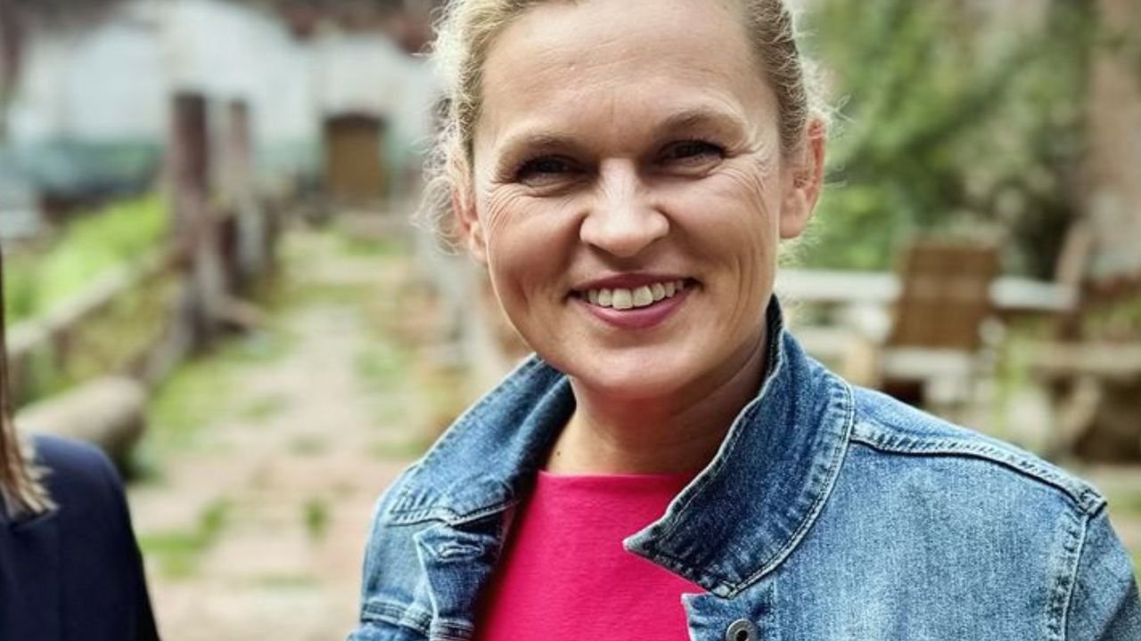 Barbara Nowacka odsłoniła nogi w beżowej kiecce. To idealna sukienka na ...