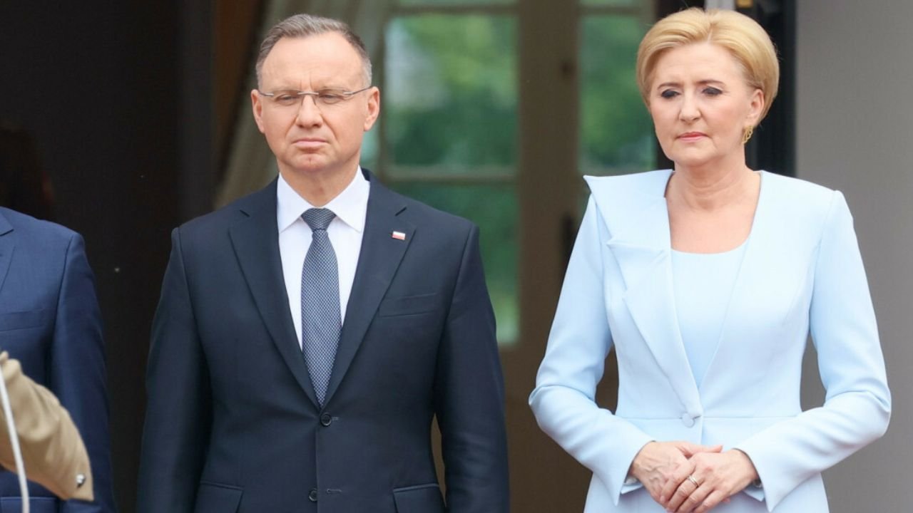 Agatka w limonkowej sukience uśmiecha się tajemniczo jak Mona Lisa