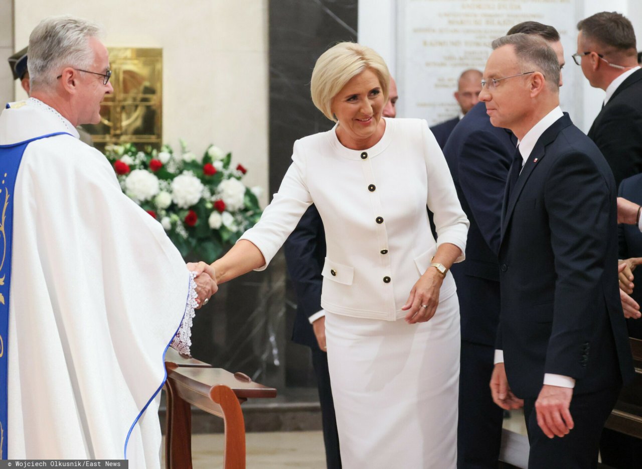 Agatka wystroiła się do kościoła jak na pokaz mody. Odsłoniła nogi w białej spódnicy