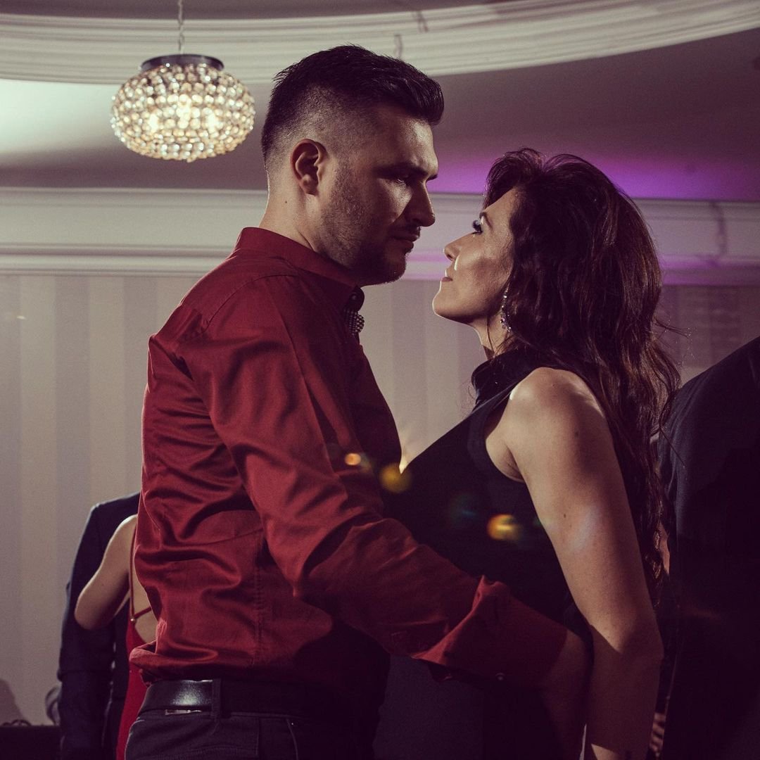 Mąż pięknej Ewy to niezły przystojniak. Na co dzień skryty w cieniu żony