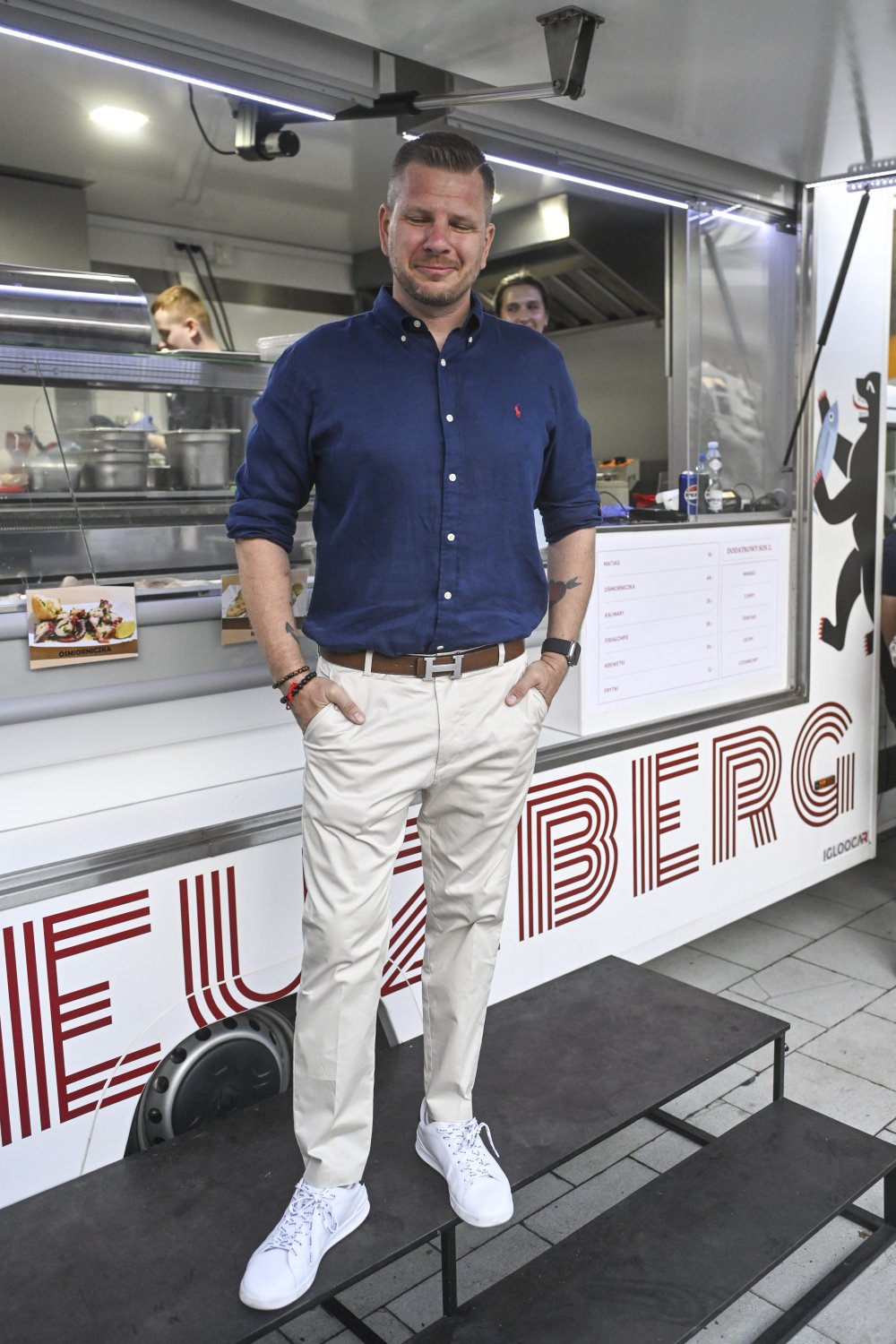 Ksiądz poświęcił budkę z kebabem Filipa od Zygmunta. "Niech Bóg ma w ...