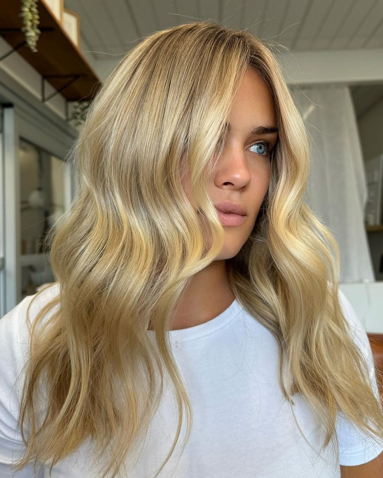 Miodowy blond podbija fryzjerskie trendy. 15 modnych propozycji